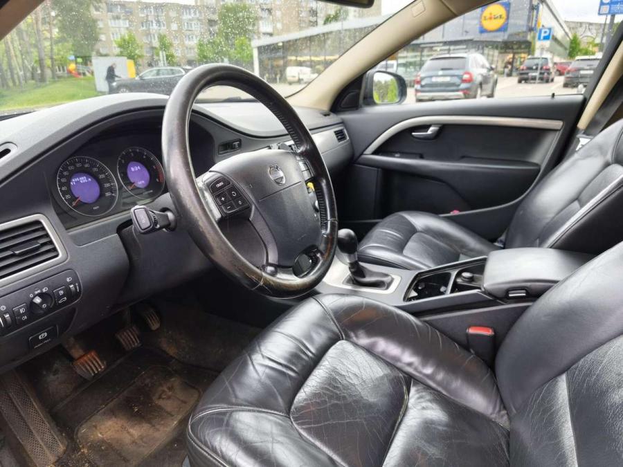 Black Volvo V70 2008 in Vilnius, with an engine capacity of 2.40 L and mileage of 400 thousand km for 2100 €, photo 10 on AUTOMOTO.COM.LV