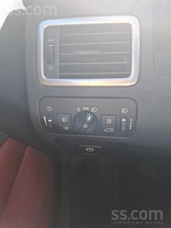 Black Volvo V70 2008 in Aizkraukle, with an engine capacity of 2.00 L and mileage of 380 thousand km for 2000 €, photo 9 on AUTOMOTO.COM.LV