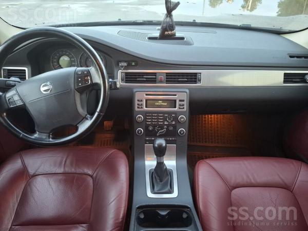 Вольво В70 2008 в Айзкраукле на AUTOMOTO.COM.LV Черный Вольво В70 2008 в Айзкраукле, объемом двигателя 2.00 л и пробегом 380 тыс. км за 2000 €, фото 6 на AUTOMOTO.COM.LV