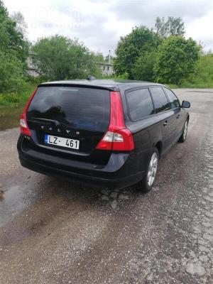Black Volvo V70 2008 in Riga, with an engine capacity of 2.40 L and mileage of 295 thousand km for 2050 €, photo 4 on AUTOMOTO.COM.LV