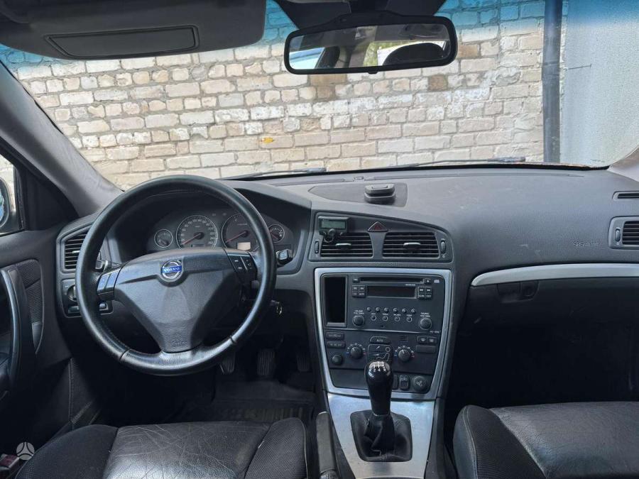 Black Volvo V70 2008 in Siauliai, with an engine capacity of 2.40 L and mileage of 478 thousand km for 980 €, photo 3 on AUTOMOTO.COM.LV