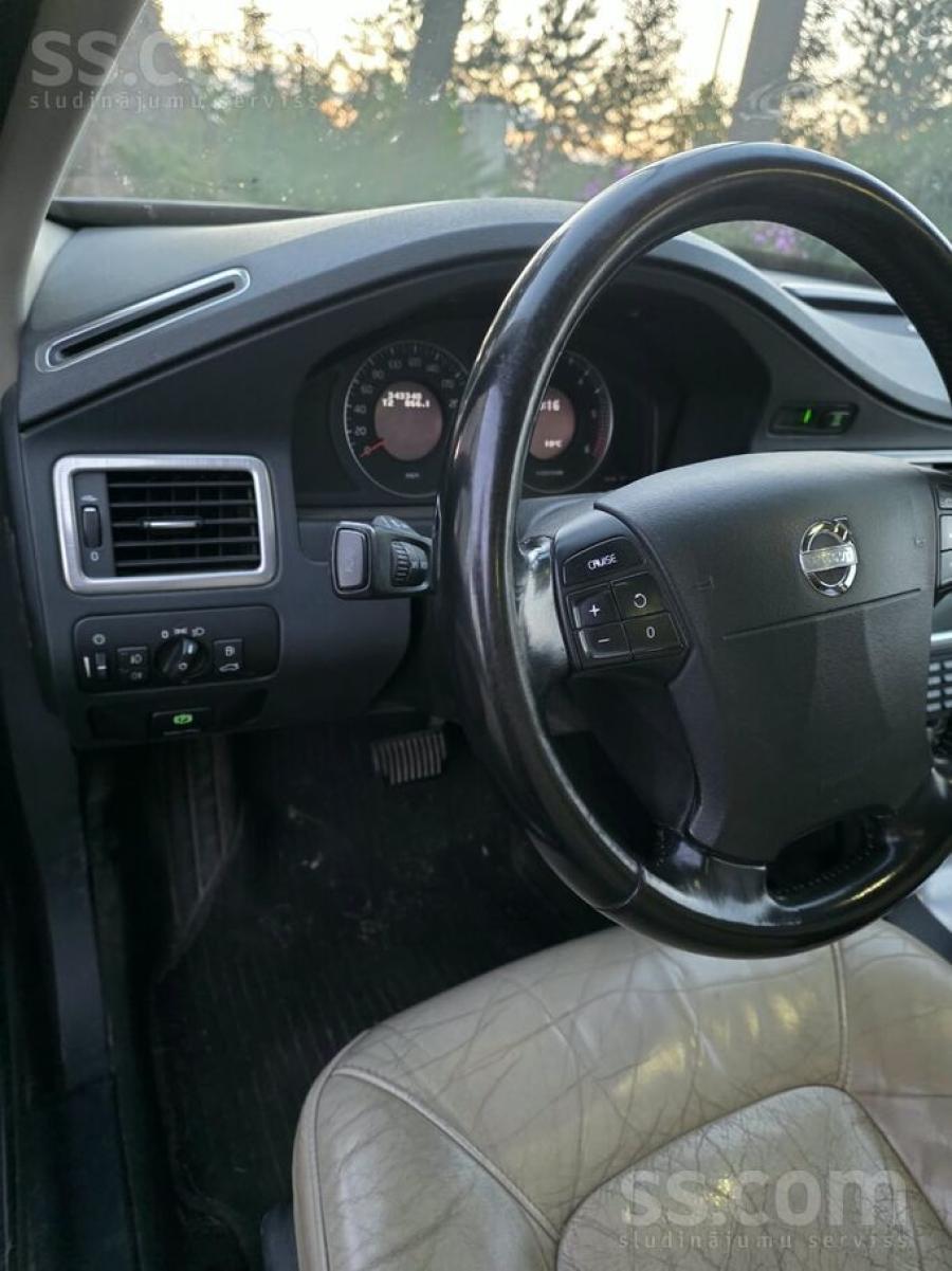 Black Volvo V70 2008 in Madona, with an engine capacity of 2.40 L and mileage of 343 thousand km for 2150 €, photo 5 on AUTOMOTO.COM.LV