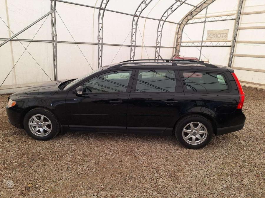Black Volvo V70 2008 in Marijampole, with an engine capacity of 2.40 L and mileage of 311 thousand km for 2550 €, photo 3 on AUTOMOTO.COM.LV