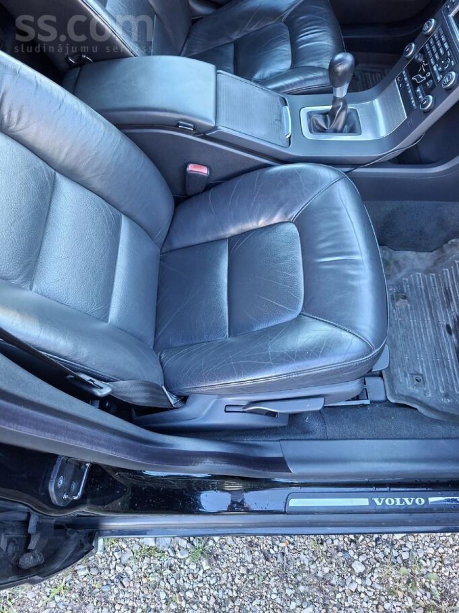 Melns Volvo V70 2008 Rīga, ar dzinēja tilpumu 2.40 L un nobraukumu 309 tūkst. km par 3500 €, foto 10 vietnē AUTOMOTO.COM.LV
