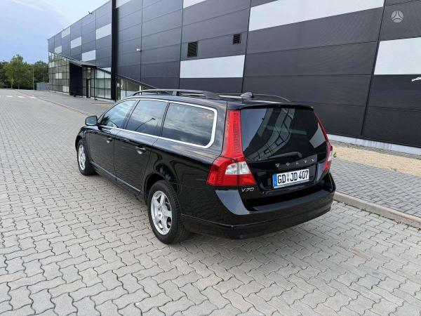 Volvo V70 2008 in Kupiskis on AUTOMOTO.COM.LV Black Volvo V70 2008 in Kupiskis, with an engine capacity of 2.40 L and mileage of 368 thousand km for 4500 €, photo 9 on AUTOMOTO.COM.LV