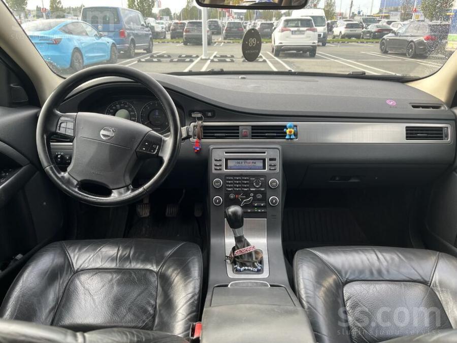 Black Volvo V70 2008 in Riga, with an engine capacity of 2.40 L and mileage of 315 thousand km for 4650 €, photo 6 on AUTOMOTO.COM.LV