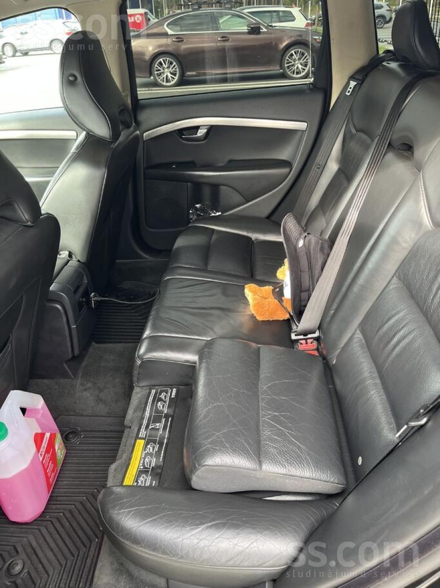 Black Volvo V70 2008 in Riga, with an engine capacity of 2.40 L and mileage of 315 thousand km for 4650 €, photo 7 on AUTOMOTO.COM.LV
