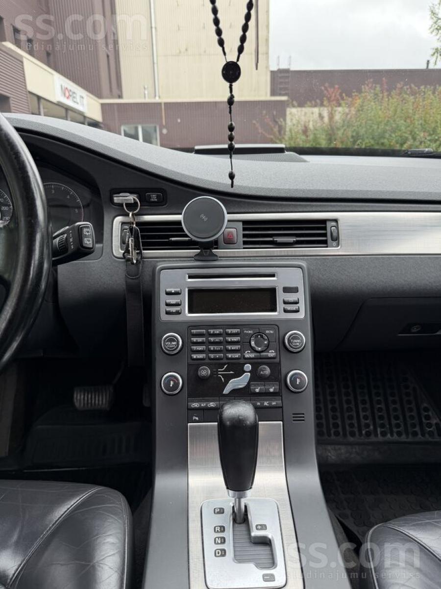 Black Volvo V70 2008 in Valmiera, with an engine capacity of 2.40 L and mileage of 342 thousand km for 3200 €, photo 21 on AUTOMOTO.COM.LV