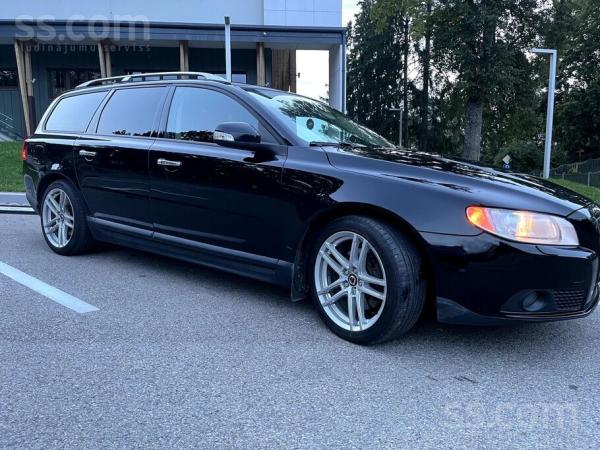 Black Volvo V70 2008 in Talsi, with an engine capacity of 2.40 L and mileage of 317 thousand km for 4150 €, photo 3 on AUTOMOTO.COM.LV