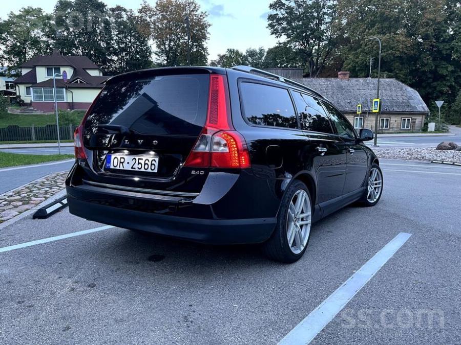 Black Volvo V70 2008 in Talsi, with an engine capacity of 2.40 L and mileage of 317 thousand km for 4150 €, photo 4 on AUTOMOTO.COM.LV
