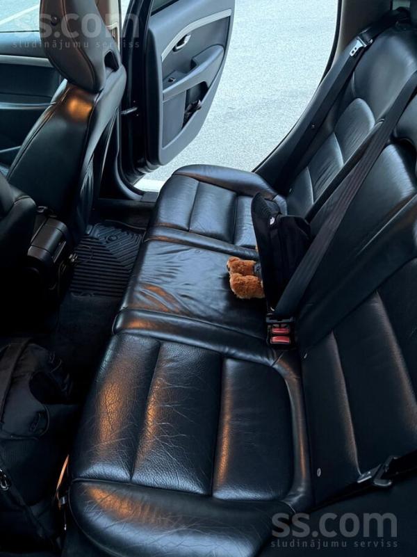Black Volvo V70 2008 in Talsi, with an engine capacity of 2.40 L and mileage of 317 thousand km for 4150 €, photo 6 on AUTOMOTO.COM.LV