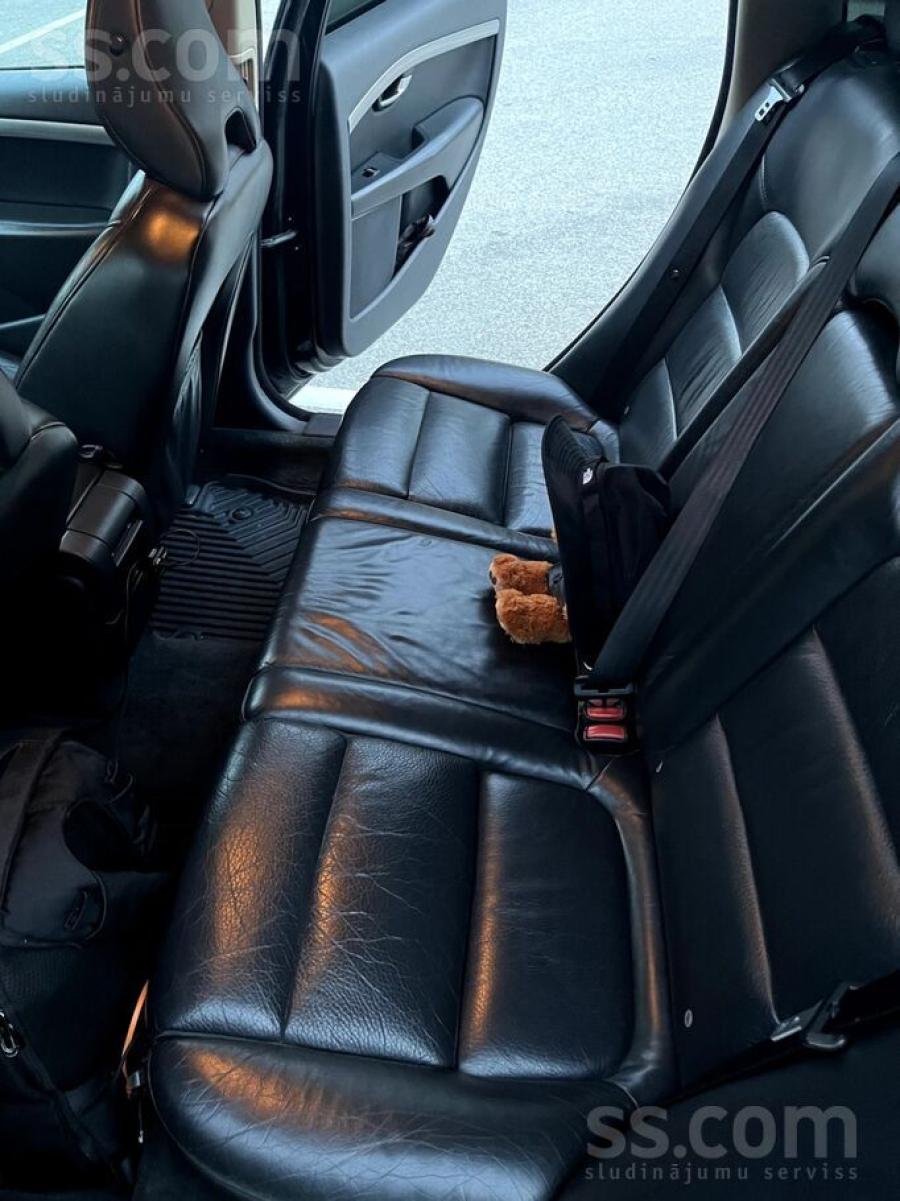 Black Volvo V70 2008 in Talsi, with an engine capacity of 2.40 L and mileage of 317 thousand km for 4150 €, photo 6 on AUTOMOTO.COM.LV