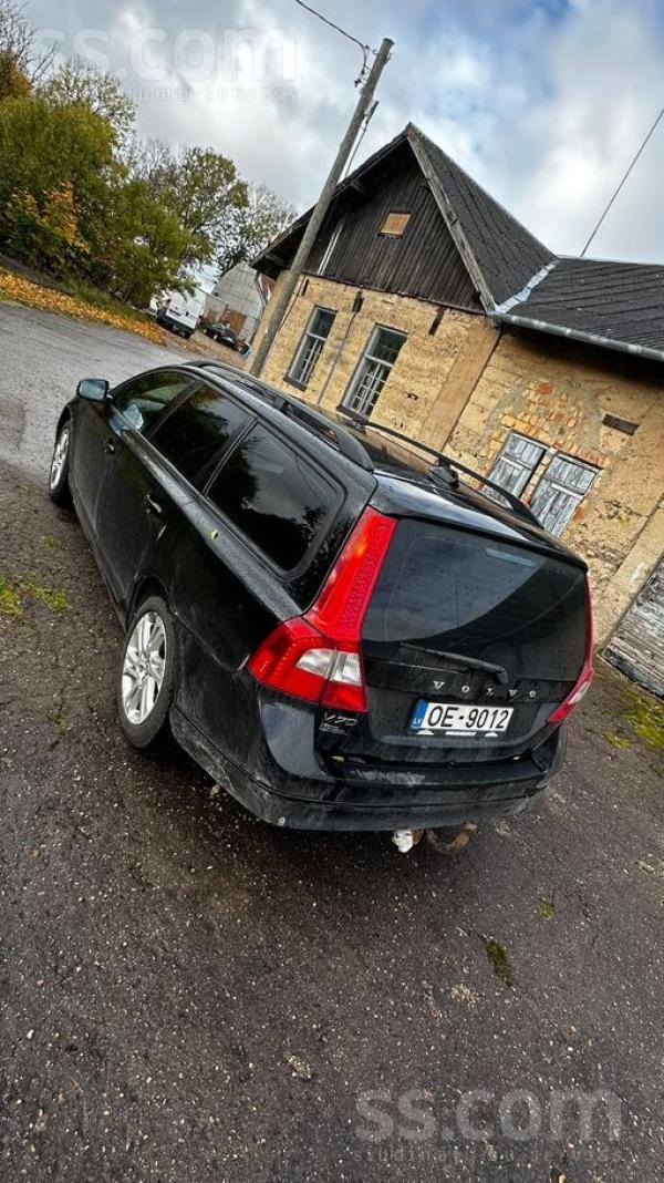 Black Volvo V70 2008 in Talsi, with an engine capacity of 2.40 L and mileage of 446 thousand km for 2000 €, photo 5 on AUTOMOTO.COM.LV