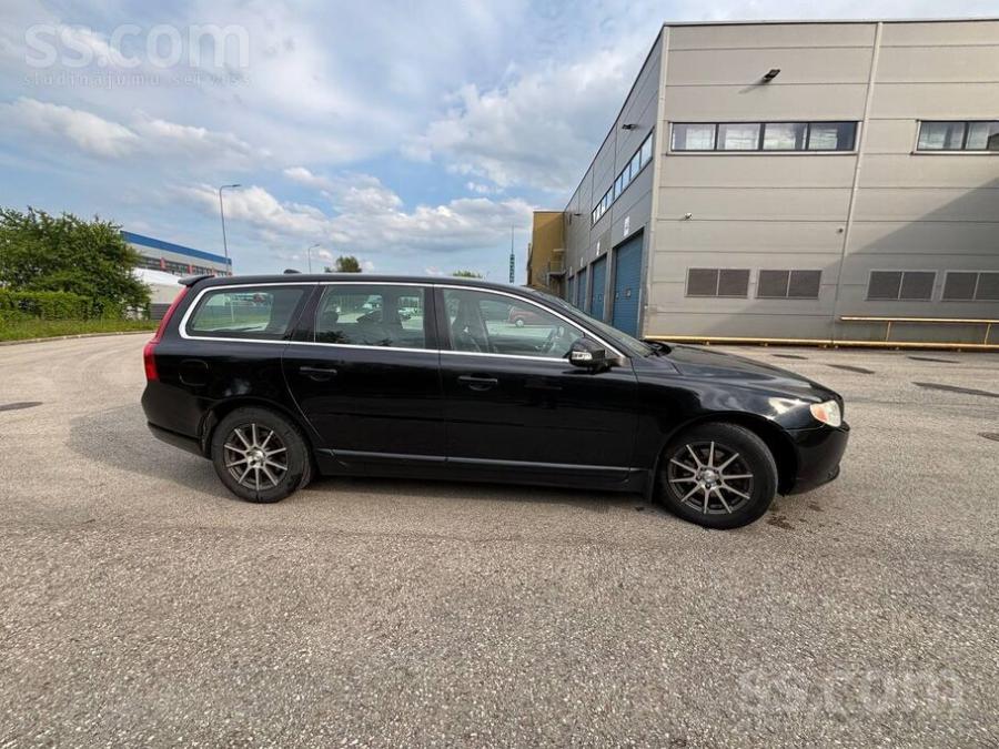 Black Volvo V70 2009 in Riga, with an engine capacity of 2.40 L and mileage of 346 thousand km for 4990 €, photo 3 on AUTOMOTO.COM.LV