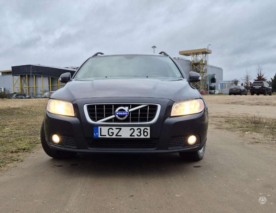 Black Volvo V70 2009 in Vilnius, with an engine capacity of 2.00 L and mileage of 325 thousand km for 3070 €, photo 2 on AUTOMOTO.COM.LV