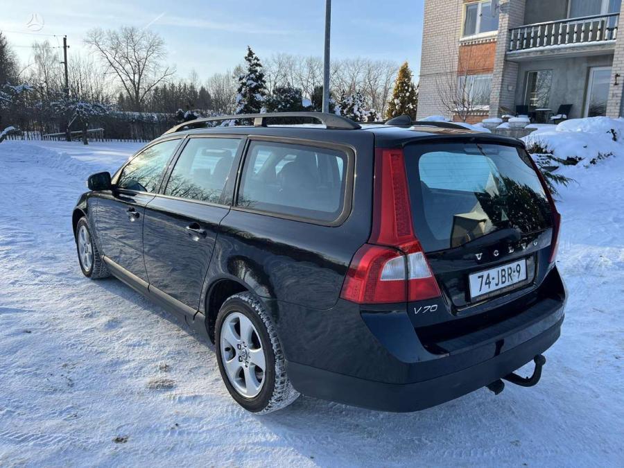 Black Volvo V70 2009 in Sirvintos, with an engine capacity of 2.40 L and mileage of 296 thousand km for 3799 €, photo 3 on AUTOMOTO.COM.LV