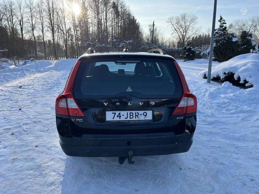 Black Volvo V70 2009 in Sirvintos, with an engine capacity of 2.40 L and mileage of 296 thousand km for 3799 €, photo 4 on AUTOMOTO.COM.LV