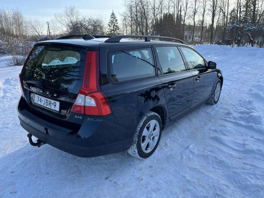 Black Volvo V70 2009 in Sirvintos, with an engine capacity of 2.40 L and mileage of 296 thousand km for 3799 €, photo 5 on AUTOMOTO.COM.LV