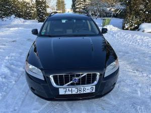 Black Volvo V70 2009 in Sirvintos, with an engine capacity of 2.40 L and mileage of 296 thousand km for 3799 €, photo 8 on AUTOMOTO.COM.LV