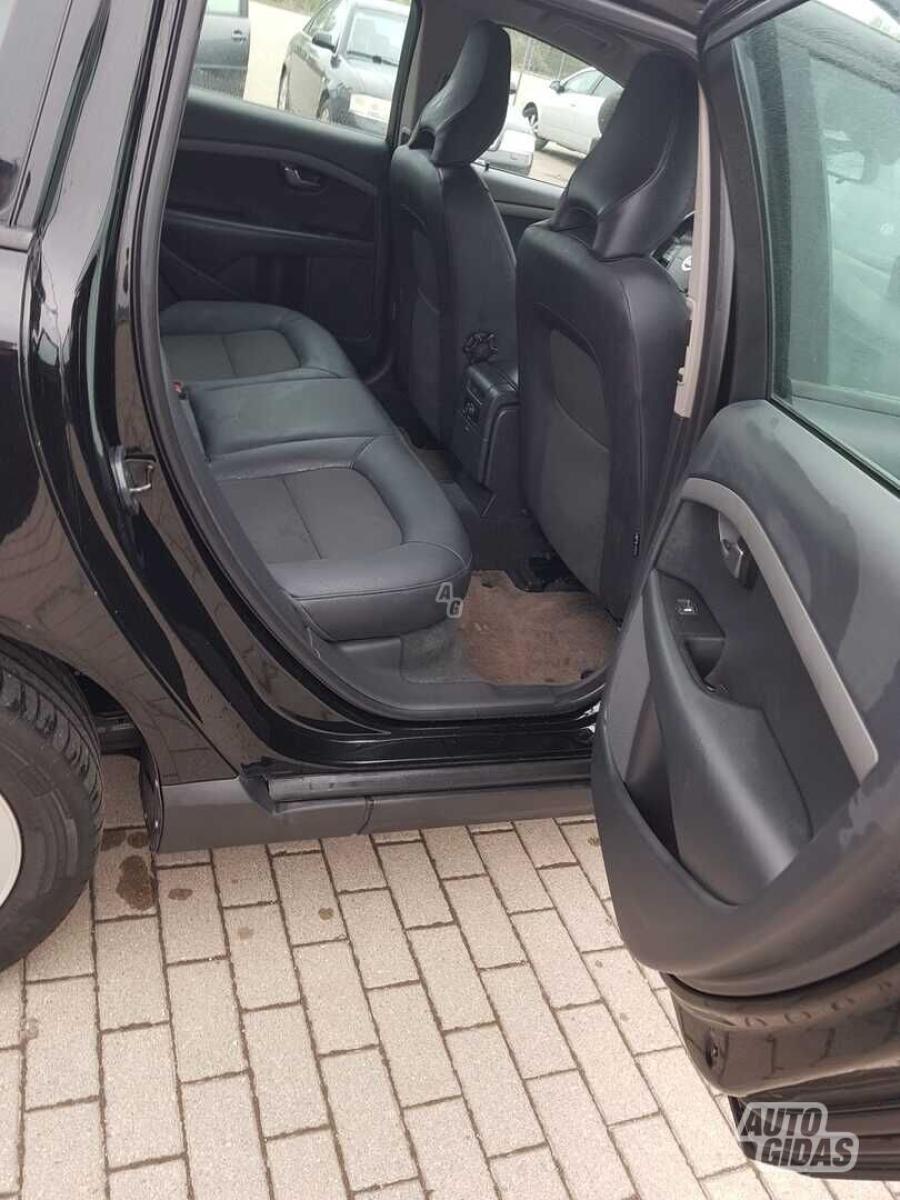 Melns Volvo V70 2009 Marijampole, ar dzinēja tilpumu 2.00 L un nobraukumu 369 tūkst. km par 3900 €, foto 16 vietnē AUTOMOTO.COM.LV