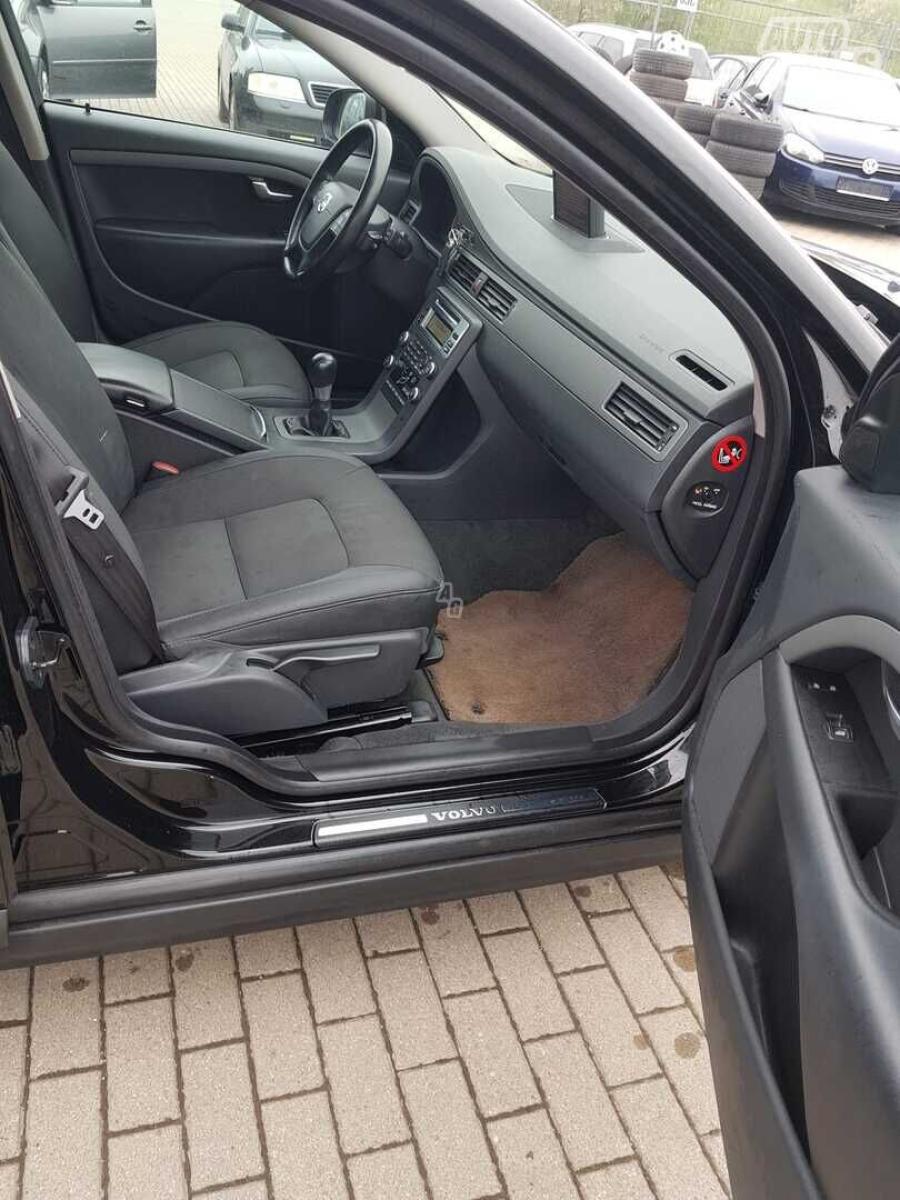 Melns Volvo V70 2009 Marijampole, ar dzinēja tilpumu 2.00 L un nobraukumu 369 tūkst. km par 3900 €, foto 17 vietnē AUTOMOTO.COM.LV