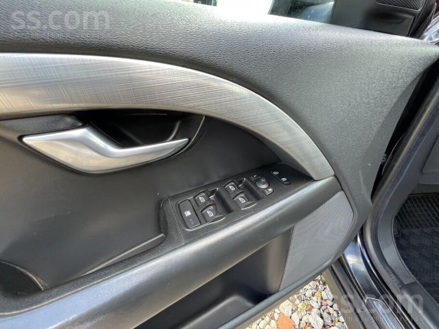 Black Volvo V70 2009 in Cesis, with an engine capacity of 2.40 L and mileage of 0 thousand km for 3990 €, photo 7 on AUTOMOTO.COM.LV