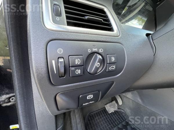 Black Volvo V70 2009 in Cesis, with an engine capacity of 2.40 L and mileage of 0 thousand km for 3990 €, photo 8 on AUTOMOTO.COM.LV