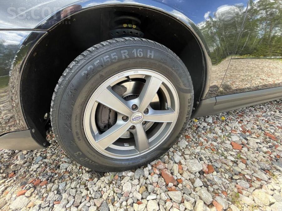 Black Volvo V70 2009 in Cesis, with an engine capacity of 2.40 L and mileage of 0 thousand km for 3990 €, photo 15 on AUTOMOTO.COM.LV