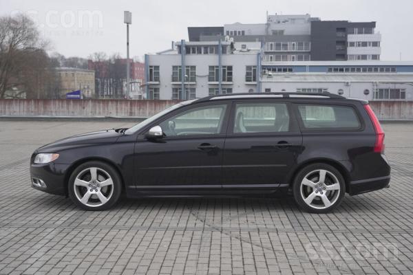 Black Volvo V70 2009 in Riga, with an engine capacity of 2.40 L and mileage of 273 thousand km for 4990 €, photo 2 on AUTOMOTO.COM.LV