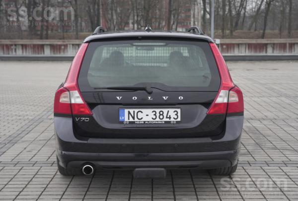 Black Volvo V70 2009 in Riga, with an engine capacity of 2.40 L and mileage of 273 thousand km for 4990 €, photo 4 on AUTOMOTO.COM.LV