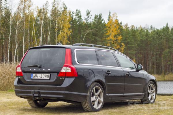 Black Volvo V70 2009 in Riga, with an engine capacity of 2.40 L and mileage of 311 thousand km for 3600 €, photo 2 on AUTOMOTO.COM.LV