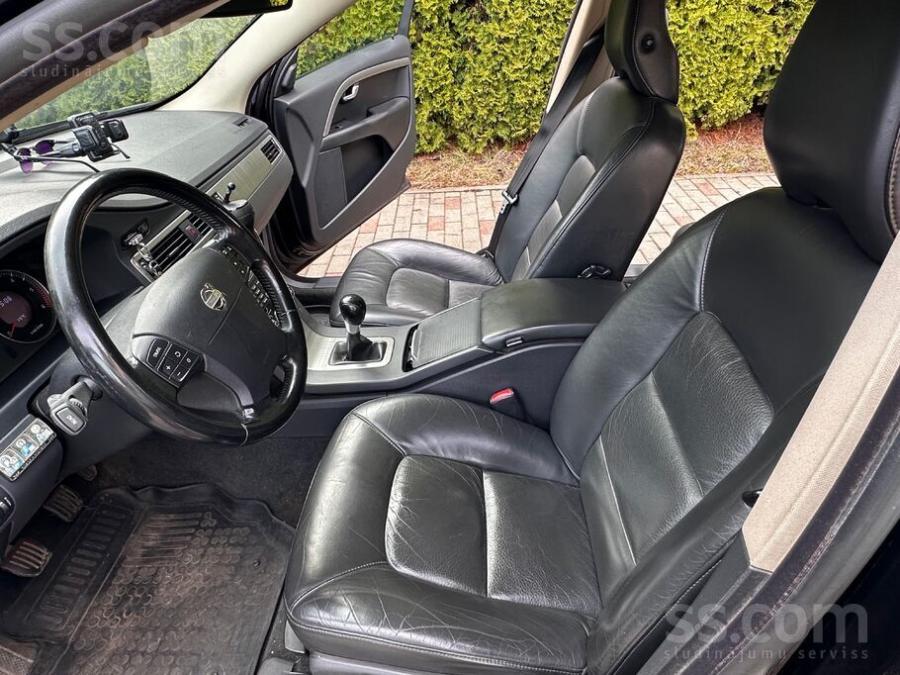 Black Volvo V70 2009 in Riga, with an engine capacity of 2.40 L and mileage of 233 thousand km for 4100 €, photo 3 on AUTOMOTO.COM.LV