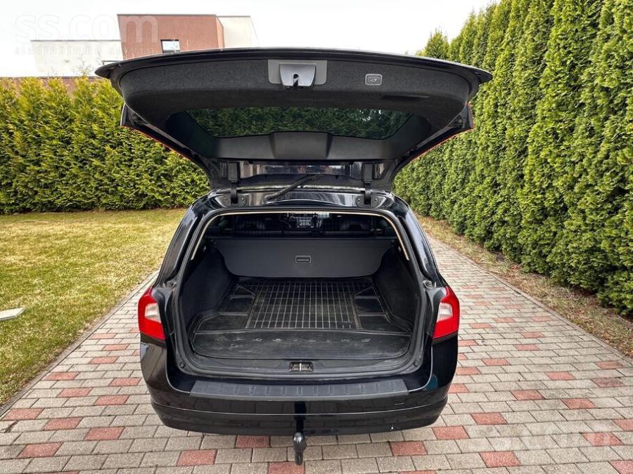 Black Volvo V70 2009 in Riga, with an engine capacity of 2.40 L and mileage of 233 thousand km for 4100 €, photo 6 on AUTOMOTO.COM.LV