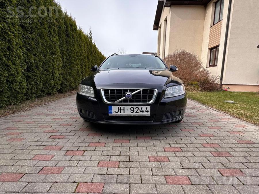 Black Volvo V70 2009 in Riga, with an engine capacity of 2.40 L and mileage of 233 thousand km for 4100 €, photo 9 on AUTOMOTO.COM.LV