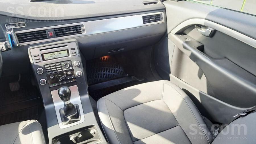 Black Volvo V70 2009 in Riga, with an engine capacity of 2.00 L and mileage of 272 thousand km for 3900 €, photo 9 on AUTOMOTO.COM.LV