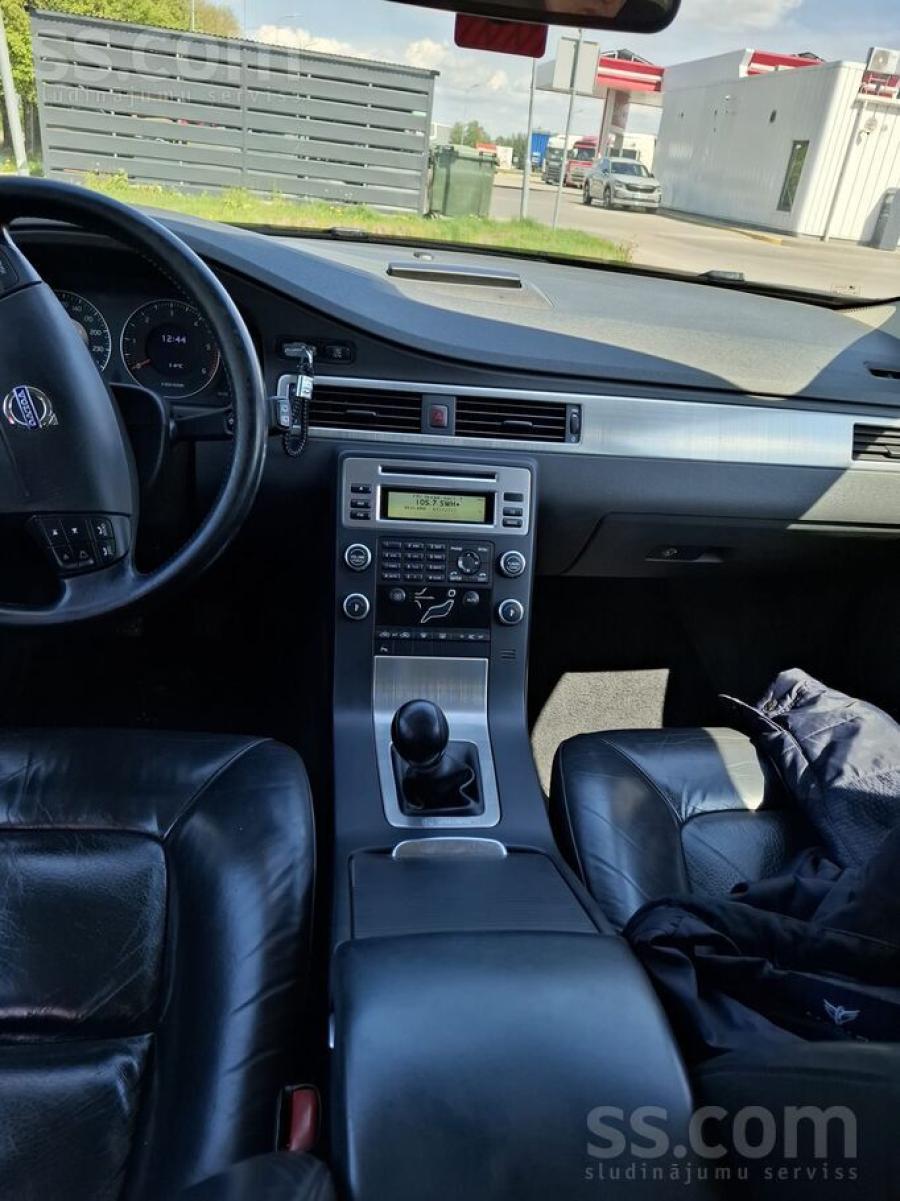 Melns Volvo V70 2009 Bauska, ar dzinēja tilpumu 2.40 L un nobraukumu 381 tūkst. km par 4200 €, foto 8 vietnē AUTOMOTO.COM.LV