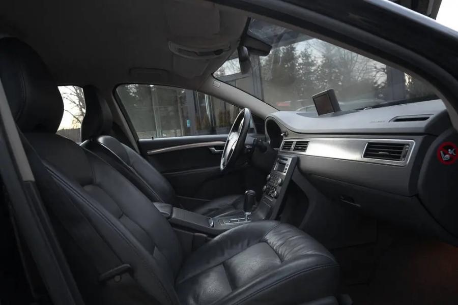 Melns Volvo V70 2009 Jelgava, ar dzinēja tilpumu 2.40 L un nobraukumu 326 tūkst. km par 5800 €, foto 10 vietnē AUTOMOTO.COM.LV