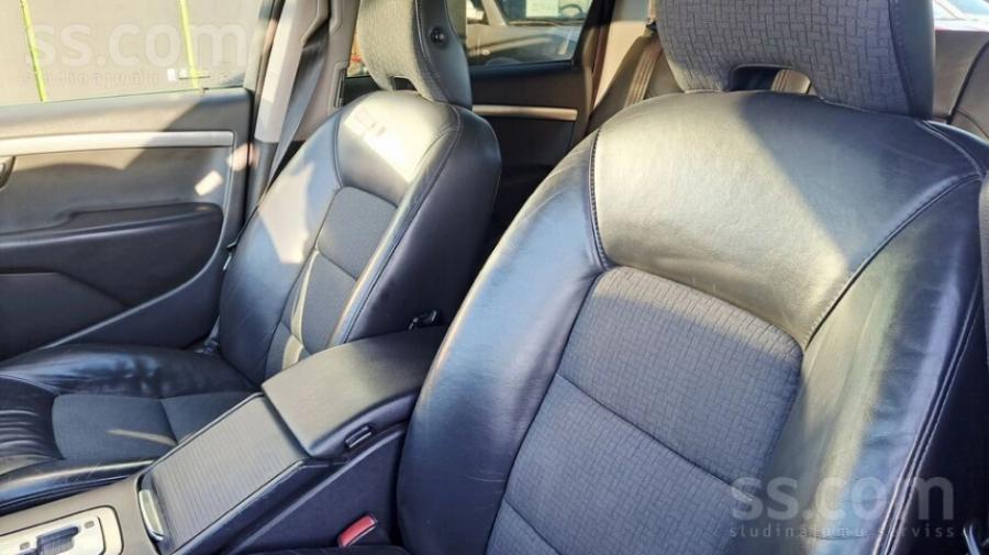 Black Volvo V70 2009 in Riga, with an engine capacity of 2.40 L and mileage of 313 thousand km for 3950 €, photo 7 on AUTOMOTO.COM.LV
