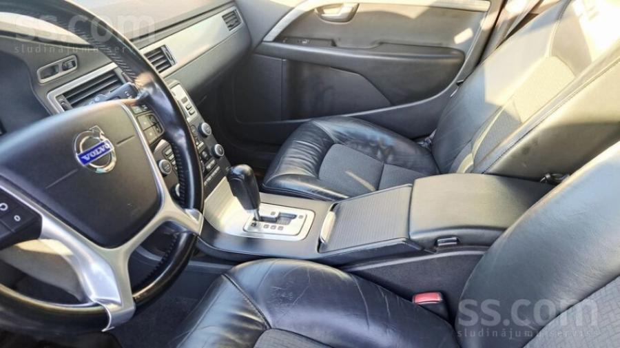 Black Volvo V70 2009 in Riga, with an engine capacity of 2.40 L and mileage of 313 thousand km for 3950 €, photo 8 on AUTOMOTO.COM.LV