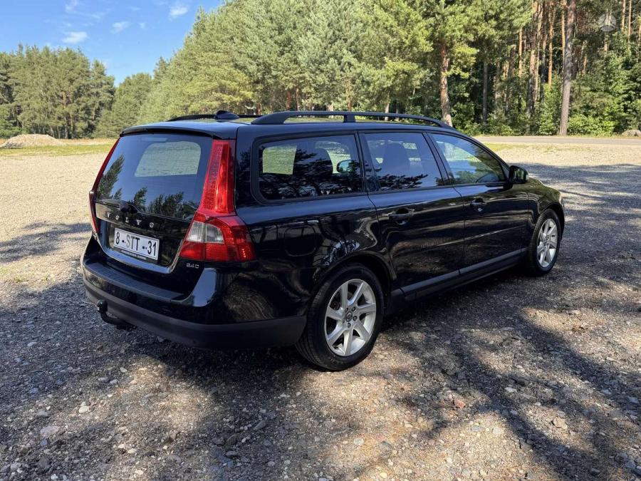 Black Volvo V70 2009 in Jonava, with an engine capacity of 2.40 L and mileage of 337 thousand km for 4550 €, photo 6 on AUTOMOTO.COM.LV