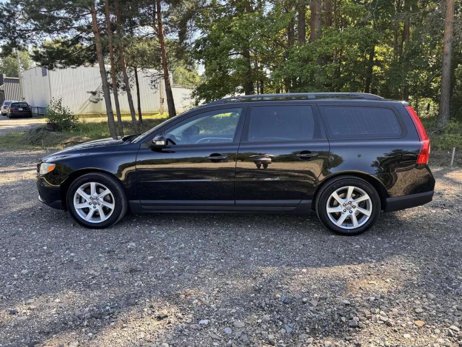 Black Volvo V70 2009 in Jonava, with an engine capacity of 2.40 L and mileage of 337 thousand km for 4550 €, photo 9 on AUTOMOTO.COM.LV
