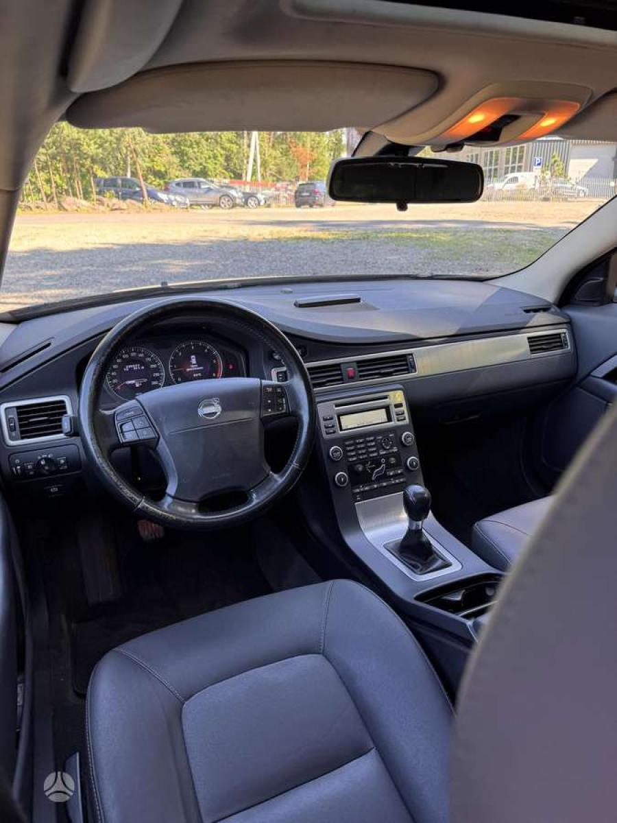 Black Volvo V70 2009 in Jonava, with an engine capacity of 2.40 L and mileage of 337 thousand km for 4550 €, photo 10 on AUTOMOTO.COM.LV