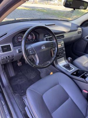 Black Volvo V70 2009 in Jonava, with an engine capacity of 2.40 L and mileage of 337 thousand km for 4550 €, photo 11 on AUTOMOTO.COM.LV