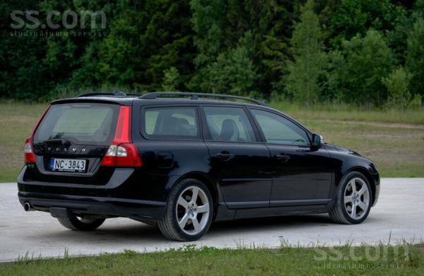 Black Volvo V70 2009 in Riga, with an engine capacity of 2.40 L and mileage of 276 thousand km for 4990 €, photo 4 on AUTOMOTO.COM.LV