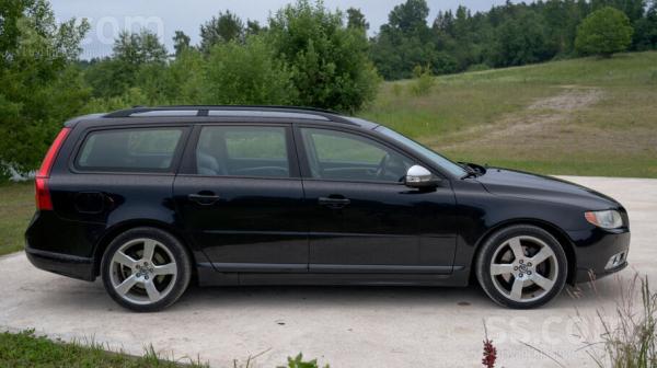 Black Volvo V70 2009 in Riga, with an engine capacity of 2.40 L and mileage of 276 thousand km for 4990 €, photo 8 on AUTOMOTO.COM.LV