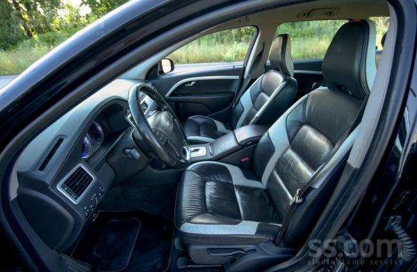 Black Volvo V70 2009 in Riga, with an engine capacity of 2.40 L and mileage of 276 thousand km for 4990 €, photo 9 on AUTOMOTO.COM.LV