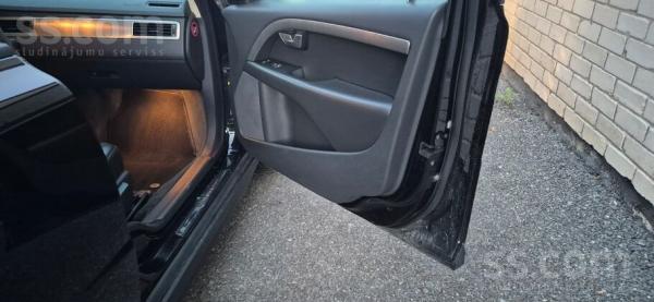 Black Volvo V70 2009 in Bauska, with an engine capacity of 2.40 L and mileage of 409 thousand km for 3800 €, photo 10 on AUTOMOTO.COM.LV