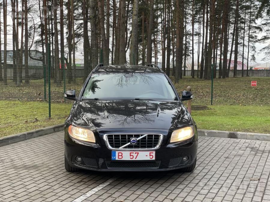 Black Volvo V70 2009 in Riga, with an engine capacity of 2.00 L and mileage of 239 thousand km for 4990 €, photo 4 on AUTOMOTO.COM.LV