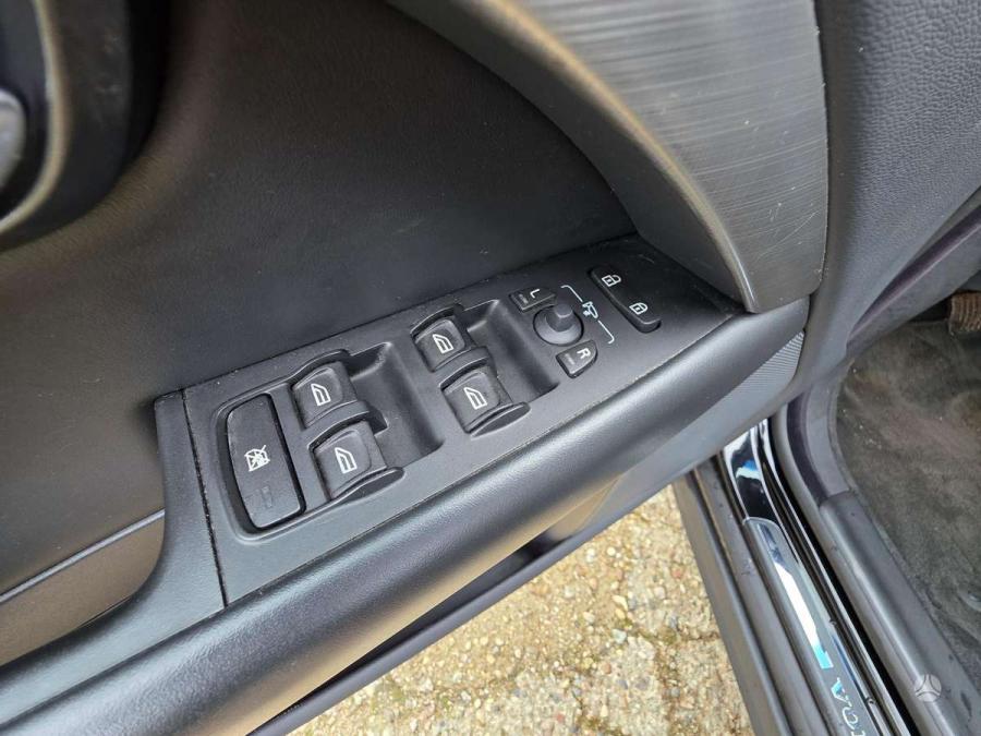 Black Volvo V70 2009 in Vilnius, with an engine capacity of 2.00 L and mileage of 269 thousand km for 3600 €, photo 11 on AUTOMOTO.COM.LV