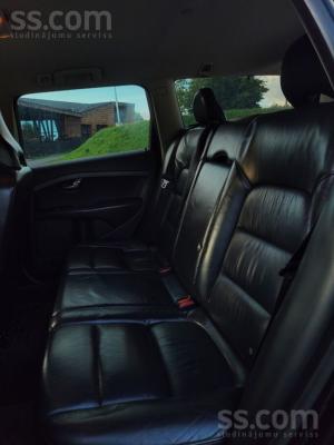 Black Volvo V70 2009 in Riga, with an engine capacity of 2.40 L and mileage of 398 thousand km for 3500 €, photo 4 on AUTOMOTO.COM.LV